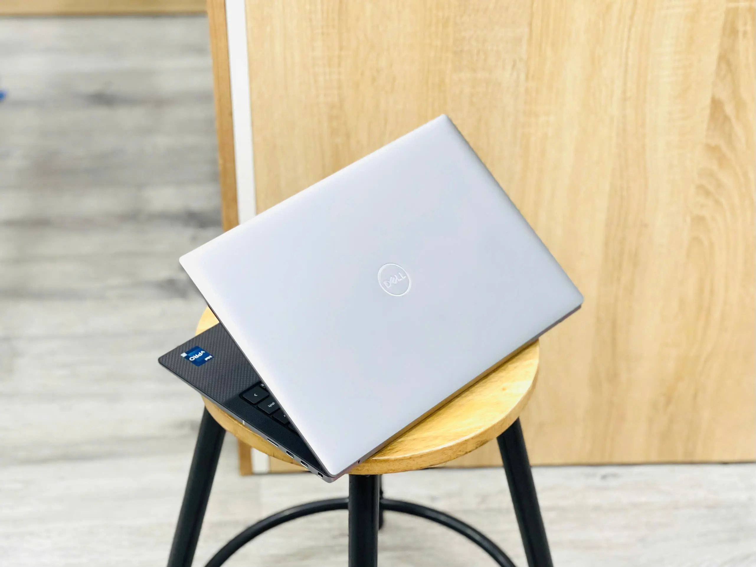 Laptop cho người hay đi công tác – Gọn nhẹ, bền, pin trâu (Gợi ý từ H2Tech)